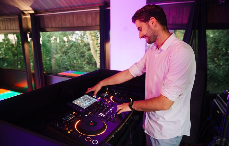 Allround DJ boeken? | Evenses Entertainment